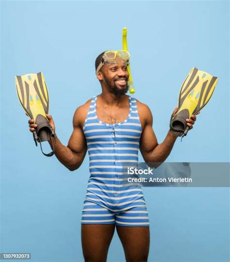 수영 복을 입은 재미있는 아프리카계 미국인 남자 푸른 배경에 고립 된 고글 30 34세에 대한 스톡 사진 및 기타 이미지 30 34세 감정 개념 Istock
