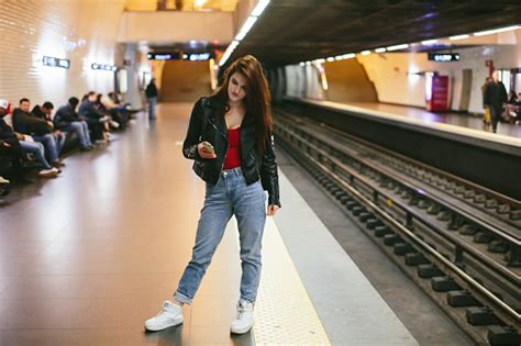 지하철 역에서 기차를 기다리는 젊은 캐주얼 여성 휴대 전화를 사용하여 거리에 대한 스톡 사진 및 기타 이미지 거리 관광객