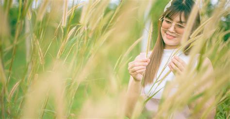 갈대 고요한 긴 머리 꽃무늬 낭만적인 녹지 다정함 더없이 행복한 들판 라이프스타일 레저 미소 짓는 봄 부드러운 산들바람 성인 여성 아름다운
