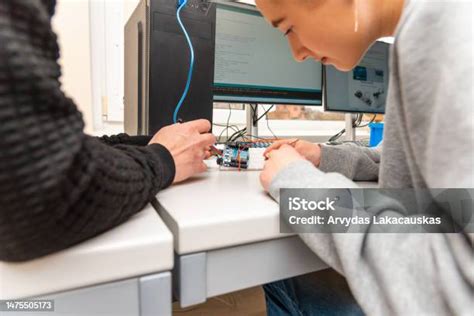 스템 교육 수업에서 Diy 로봇으로 십대 학생을 돕는 교사 방과 후 컴퓨터 코딩 수업 건물 및 로봇 차량 프로그래밍 학습의 학생arduino 초음파 설치 14 15 살에