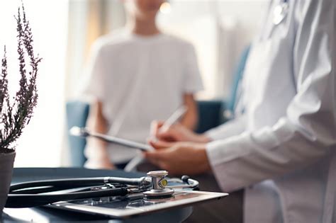 청진기는 의사와 어린 소년 환자 앞에서 태블릿 컴퓨터에 누워 있다 의학 의료 개념 10 11세에 대한 스톡 사진 및 기타 이미지 10 11세 2명 가정의 방 Istock