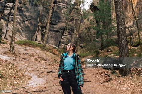 숲속을 걷는 배낭을 멘 여자의 여성 초상화 여행하는 사람들과 함께하는 라이프스타일 사진 야외에서 아름다운 비도시 장면 배낭을 메고 하이킹을 하는 사람 패션에 대한 스톡 사진