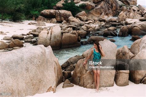 비밀 해변 섬에 열 대의 나라에서 아무 낯선 사람입니다 아름 다운 슬림 여자 달려있다 고 바위와 푸른 바다의 아름다움을 즐기는 가냘픈에 대한 스톡 사진 및 기타 이미지