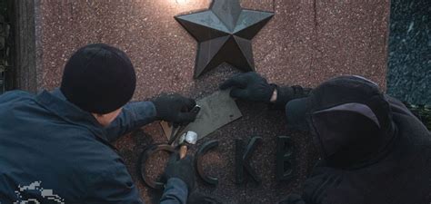 У Києві демонтували назви міст героїв Другої світової війни подробиці і фото Музею війни Oboz Ua