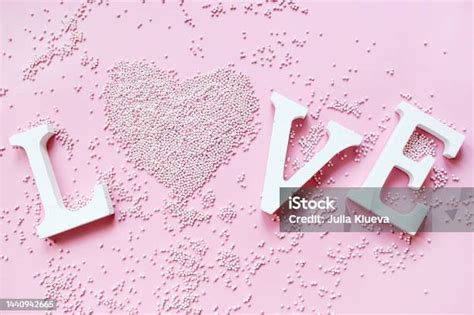 배너트렌디한 분홍색 배경에 흰색 글자로 된 사랑이라는 단어 해피 발렌타인 데이 어머니의 날 3 월 8 일 세계 여성의 날 휴일 카드 개념 플랫 레이 0명에 대한 스톡 사진