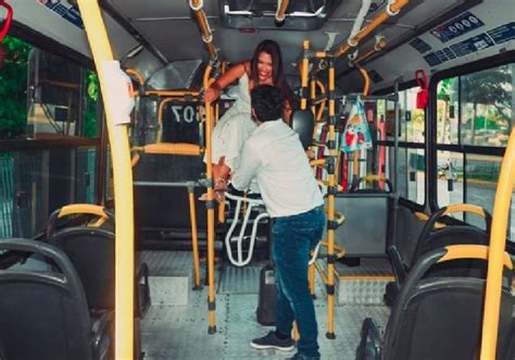 Casal Que Se Conheceu No ônibus Faz Ensaio Fotográfico No Terminal É O