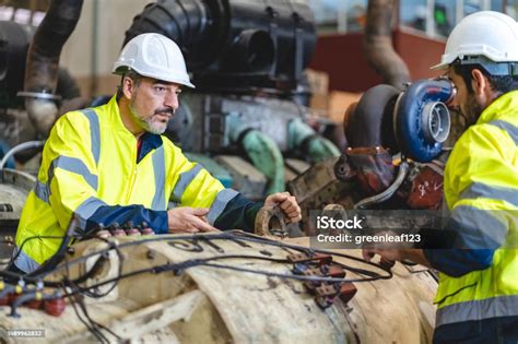 전력 및 안전 서비스 시스템을 제어하기 위해 일하는 전문 기술자 엔지니어 공장 기술 측면에서 산업 장비를 유지 보수 및 점검하는