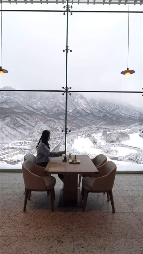 공간기록자 카페 · 팝업 · 숙소 · 전시 자연 속 힐링하기 좋은 강릉 료칸 컨셉 숙소 숙박권 이벤트 포함 ⠀ 강릉의 솔향 가득한 숲 속에 위치한 ‘유메모리는