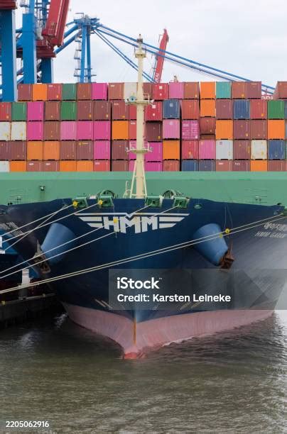 선적 크레인에서 항구에 많은 다채로운 컨테이너가있는 정면에서 파란색 컨테이너 선박 Hmm 다중 색상에 대한 스톡 사진 및 기타
