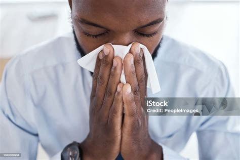 흑인 남성 조직 코를 푸는 사무실에서 알레르기 질병 및 바이러스 직장에서 감기나 알레르기로 열이 나는 직장 직원 얼굴 및 재채기를 하는 직장 직원 25 29세에 대한 스톡