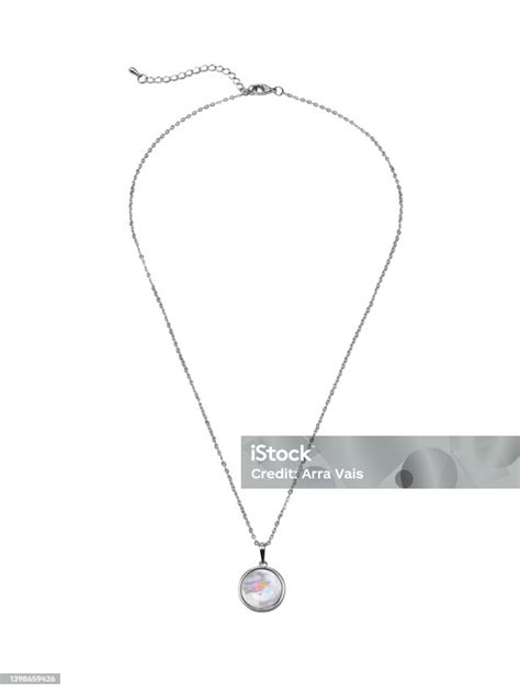흰색에 고립 된 은색 체인 목걸이가있는 여성 흰색 둥근 펜던트 목걸이에 대한 스톡 사진 및 기타 이미지 목걸이 복고풍 원형 Istock