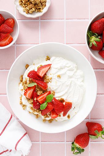 딸기와 요구르트 신선한 베리와 그래놀라를 곁들인 플레인 화이트 그릭 요거트 건강에 좋은 음식 아침 식사 상위 뷰 0명에 대한
