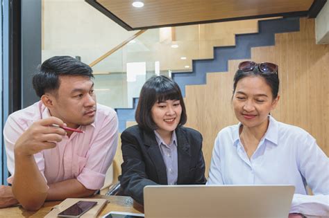 사무실에서 새로운 프로젝트에 대해 논의 하는 아시아 비즈니스 사람들 팀워크 및 회의 기업 비즈니스 팀 작업 및 성공적인 개념 3 명에 대한 스톡 사진 및 기타 이미지