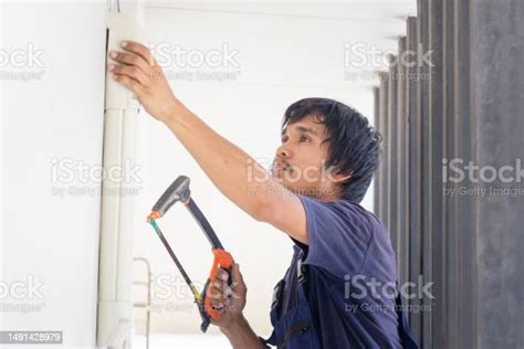 파이프를 톱질하는 장인 고객 집에 에어컨을 설치하는 기술자 에어컨 장치를 수리하는 젊은 수리공 유지 보수 및 수리 개념 30 34세에 대한 스톡 사진 및 기타 이미지