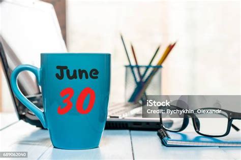6 월 30 일입니다 달 하루 30 관리자 직장 배경에서 파란색 모닝 커피 컵에 캘린더 색상 여름 시간입니다 텍스트에 대 한 빈 공간 0명에 대한 스톡 사진 및 기타 이미지