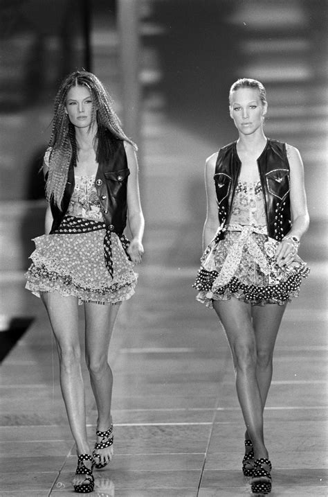 90s Supermodels Who Dominated The Runway Photos