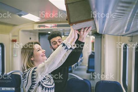 기차로 여행 하는 행복 한 커플 기차에 대한 스톡 사진 및 기타 이미지 기차 커플 토론 Istock