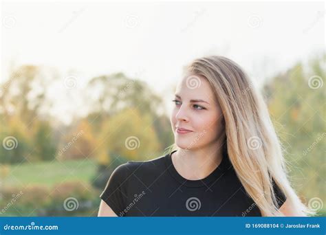 Retrato De Uma Linda Jovem De Cabelos Longos Foto De Stock Imagem De Mulher Lifestyle