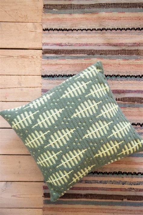 Подушка крючком с жаккардовым узором ЛИСТЬЯ Вязание для дома Вязаное крючком кружевное