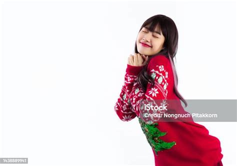 빨간 스웨터를 입은 아시아 여자 긴 머리는 흰색 배경에 크리스마스와 새해를 축하합니다 여자에 대한 스톡 사진 및 기타 이미지 여자 한 명의 여자만 12월 Istock