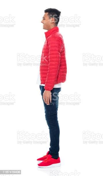 전체 길이 측면 보기 프로필 보기 1 명 만 2029세 성인 잘생긴 사람 흑발 짧은 머리 아프리카 민족 아프리카계 민족 남성 젊은 남자 서 있는 미소 행복 쾌활 한 웃음