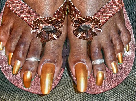 Woman With World S Longest Nails Shares Horrifying Story Of How She