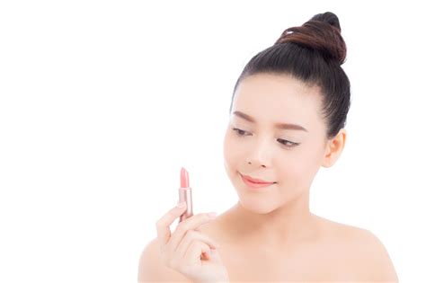 흰색 배경에 고립 된 입의 립스틱으로 메이크업을 적용하는 초상화 아시아 여성의 아름다움 행복한 스킨 케어 및 화장품 개념으로