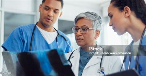 의사 엑스레이 여성 외과의와 병원에서의 진단에 대해 이야기하는 팀과의 협력 클리닉에서 여성 의학 전문 교육 인턴과 함께하는 의료