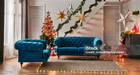 소나무 선물 상자와 벽난로 장식용 Led 램프 계단 및 문 배경 회색 벽 고리 버들 카펫 디자인이 있는 현대적인 소파 크리스마스 새해 개념 크리스마스에 대한 스톡 사진 및