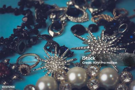 아름 다운 소중한 빛나는 귀고리 유행 매력적인 보석 세트 목걸이 귀걸이 반지 사슬 진주와 파란색 배경에 다이아몬드 브 로치 평면 위치 최고 보기 복사 장소 0명에 대한 스톡