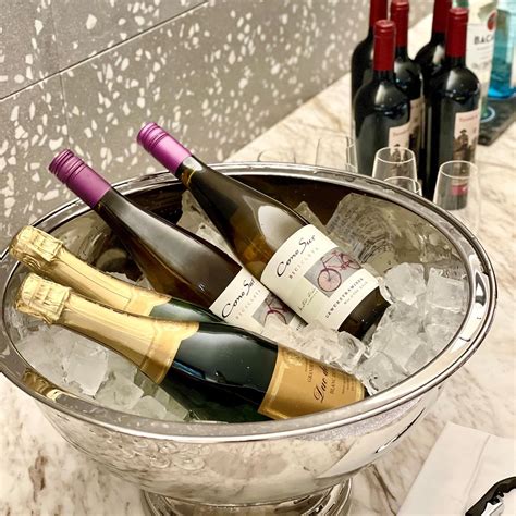 에볼루션 투 고 ‘무료 스파클링 와인 프로모션 🍾 8월 31일까지 수령 예약하시는 고객께 스파클링 와인 1병을 무료