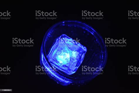 빛나는 얼음 큐브와 음료의 매우 아름답고 멋진 이미지 샴페인 한 잔에 거품이있는 밝은 색상 편안하고 소중한 삶과 맛있는 스파클링 음료의 홍보 이미지 0명에 대한 스톡 사진