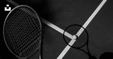 파란색과 흰색 테니스 라켓을 들고 있는 사람 사진 Unsplash의 무료 회색 이미지