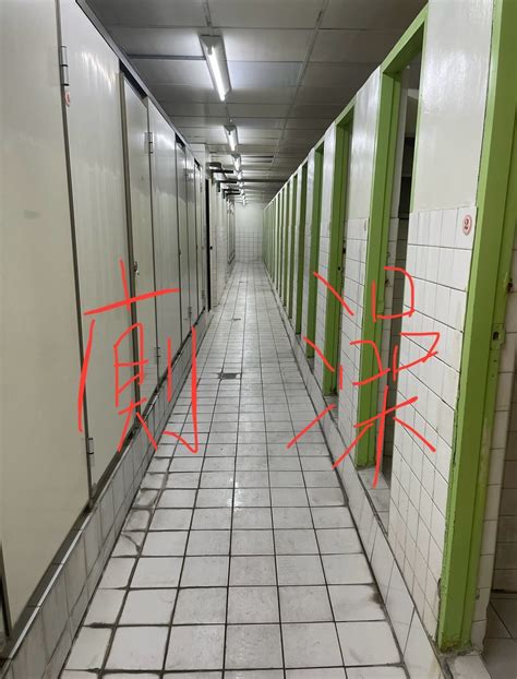 昨天半夜在學校的舊澡堂洗澡 然後洗到一半 就聽到噗滋 接著就是尿尿的聲音 超級大聲 我想說可能是我聽錯 結果他尿很久… 然後我就說同學 這裡不