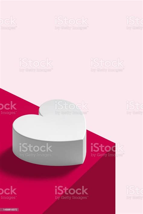 발렌타인 데이 최소 개념에는 자홍색과 파스텔 핑크 원근법 배경에 흰색 하트 모양의 상자가 있습니다 낭만적 인 플랫 레이 구성 0명에 대한 스톡 사진 및 기타 이미지 Istock