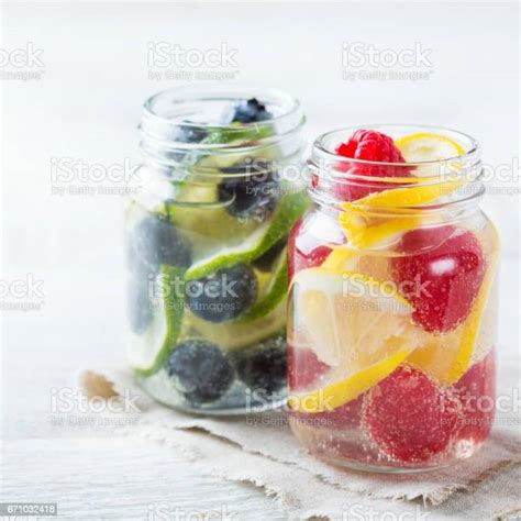 레몬 라임 베리 신선한 주입 물 해독 음료 칵테일 레모네이드 0명에 대한 스톡 사진 및 기타 이미지 0명 감귤류 과일 건강관리와 의술 Istock