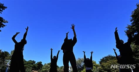 파란 하늘 아래 공연 연습