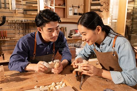 나무 블록 조각을 만드는 젊은 친구 사진 무료 다운로드 Lovepik