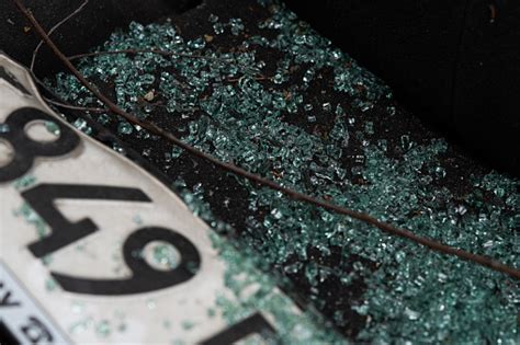 형사 사건 자동차 해킹 자동차의 왼쪽 창문이 깨졌습니다 거울에 대한 스톡 사진 및 기타 이미지 거울 교통사고 충돌 사고