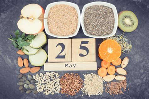 5월 25일 큐브 캘린더와 건강한 갑상선 최고의 음식 세계 갑상선의 날 갑상샘에 대한 스톡 사진 및 기타 이미지 갑상샘