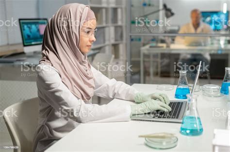 히잡 실험실 코트 보호 안경 및 장갑을 착용한 젊은 무슬림 여성 25 29세에 대한 스톡 사진 및 기타 이미지 25 29세 50 54세 Stem 주제 Istock