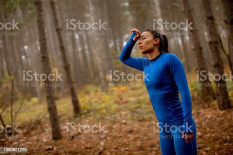가을에 숲 길에서 야외 운동 하는 동안 휴식을 취하는 젊은 여성 20 24세에 대한 스톡 사진 및 기타 이미지 20 24세 달리기 선수 땀복 Istock