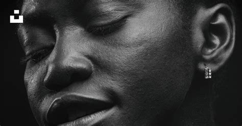 여자 귀에 명확한 원석을 가진 은색 귀걸이 사진 Unsplash의 무료 초상 이미지