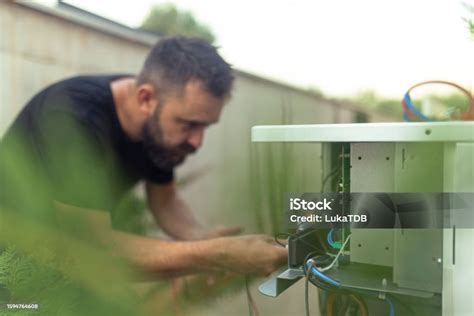 집중 전기 기술자는 매우 환경 친화적 인 히트 펌프를 설치합니다 설치에 대한 스톡 사진 및 기타 이미지 설치 열펌프 35 39세 Istock