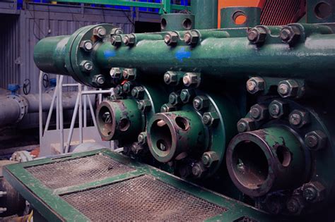 파이프 라인 밸브와 석유 및 가스 처리 공장 석유 및 가스 산업의 오일 파이프 라인 밸브 밸브는 화창한 여름 날에 필드에 석유 파이프 라인을 플러그 가솔린에 대한 스톡 사진