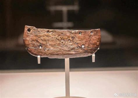 河姆渡象牙牌，具体来说是 河姆渡文化双鸟朝阳纹牙雕”宁波市浙江省河姆渡遗址太阳新石器时代新浪新闻