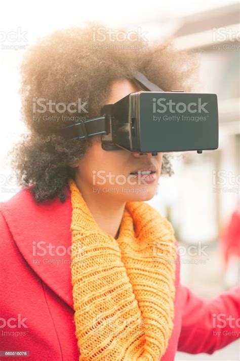 하이테크 가상 현실 안경 야외를 사용 하 여 아름 다운 여자 3차원 형태에 대한 스톡 사진 및 기타 이미지 3차원 형태 가상현실 가상현실 시뮬레이터 Istock