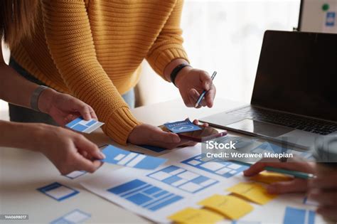 ux 개발자 및 ui 디자이너 그룹이 최신 사무실에서 앱 인터페이스 디자인에 대해 브레인스토밍합니다 창의적인 디지털 개발 대행사