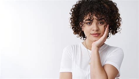 تصویر پس زمینه دختر جوان آرام با موهای فر فری پیک ایرانی پیک فری