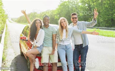 길가에서 차 근처에서 포즈를 취하고 카메라 파노라마에서 미소짓는 쾌활한 다민족 친구들의 초상화 고속도로에 대한 스톡 사진 및 기타 이미지 Istock